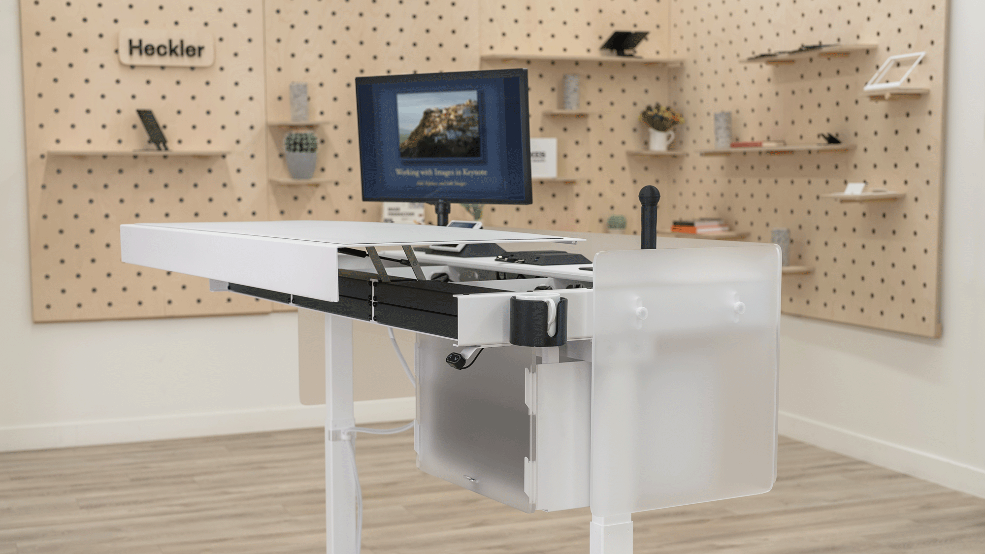 Height-Adjustable & ADA Compliant Lectern for Instructors | Heckler