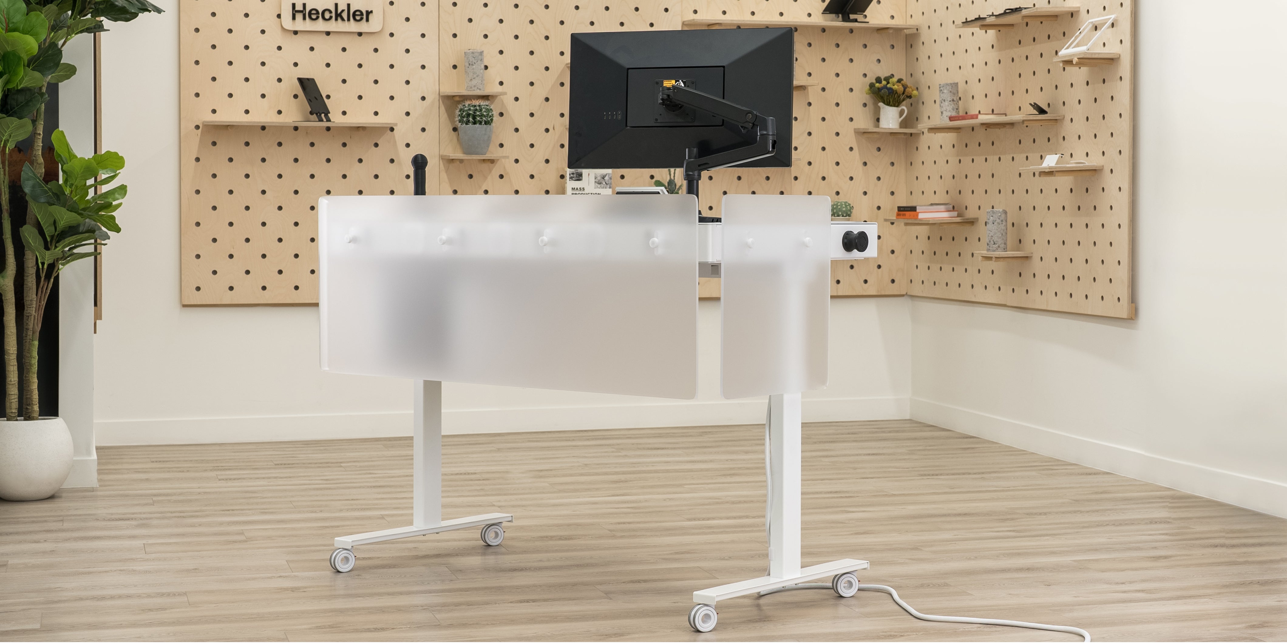 Height-Adjustable & ADA Compliant Lectern for Instructors | Heckler